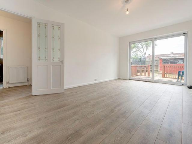 Conisbee Court, London N14, 2 bed maisonette to rent, £1,800 pcm | PrimeLocation