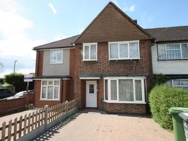 Conisborough Crescent, London, SE6 3 bed terraced house to ren.