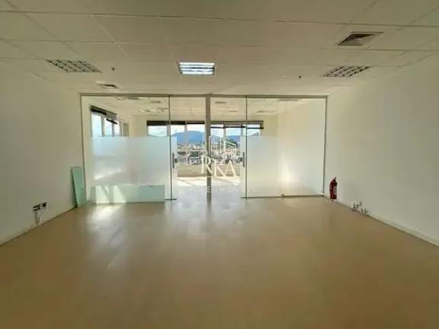 Conj. Comercial / Sala para Locação em Barueri/SP Sítio Tamboré Alphaville 3 Quartos