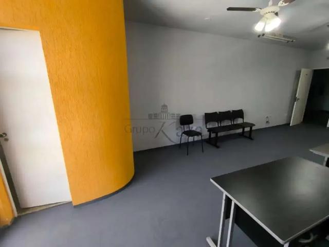 Conj. Comercial / Sala para Locação em Jacareí/SP Centro