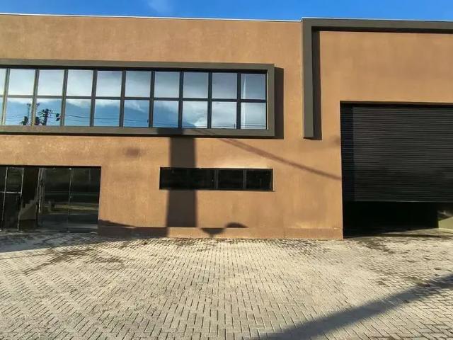 Conj. Comercial / Sala para Locação em Jacareí/SP Jardim Califórnia