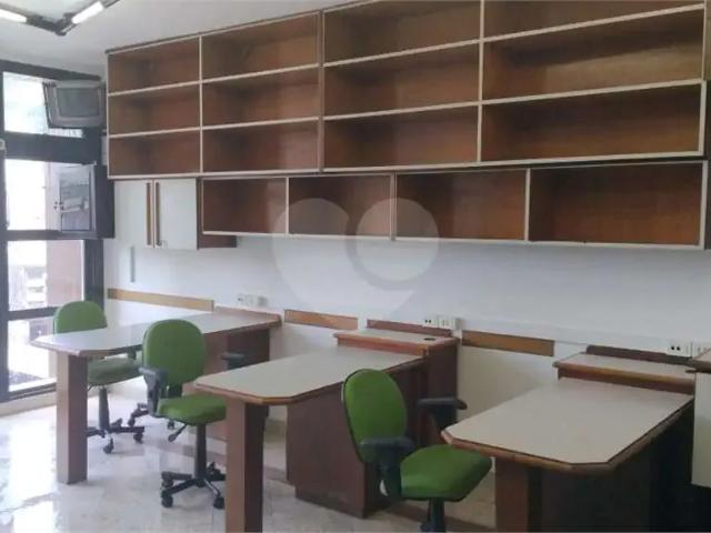Conj. Comercial / Sala para Locação em Santos/SP Centro