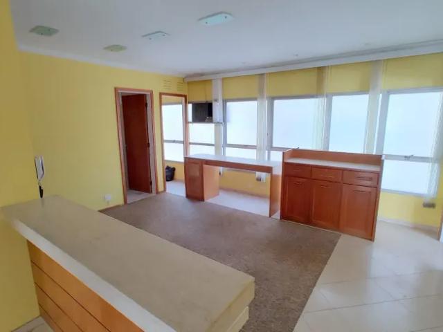 Conjunto comercial com 91m² com ar condicionado 1 recepção 2 salas 2 banheiros 1 copa 2 vagas no
