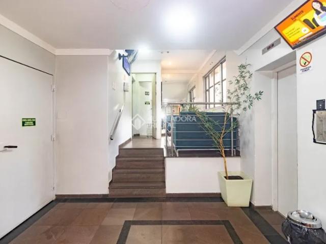 Conjunto comercial com divisórias de vidro