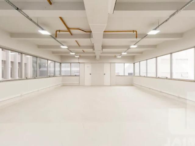 Conjunto comercial com portaria 24hs, ar condicionado central, 6 salas e 2 vagas