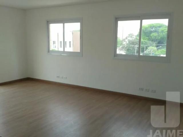 Conjunto comercial com sala, 2 banheiros, sacada e vaga com manobrista