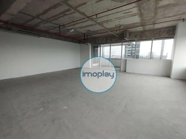Conjunto comercial com 142m² vão livre, 02 banheiros e sacada