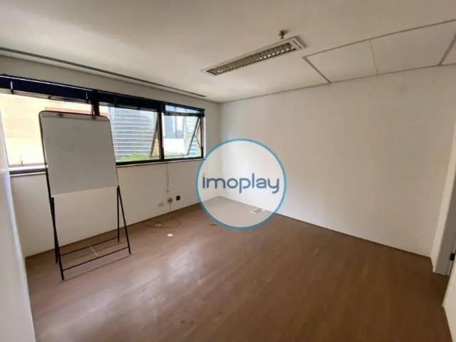 Conjunto comercial com 120m², piso laminado e 03 vagas de garagem