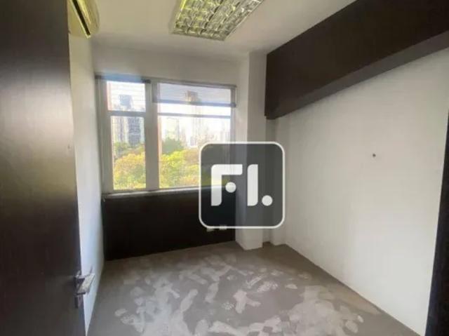 Conjunto comercial com 234 m², com 2 banheiros e 6 vagas de garagem. Venda por R$ 3.000.000 ou alug