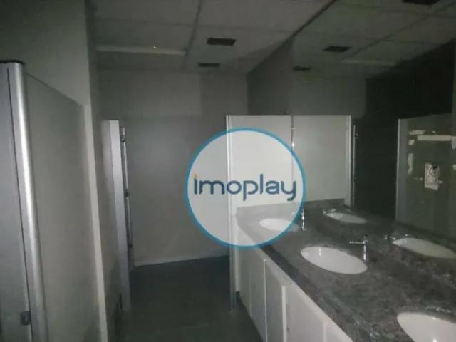 Conjunto comercial com 464m² vão livre, 02 banheiros, 01 copa e 04 vagas de garagem