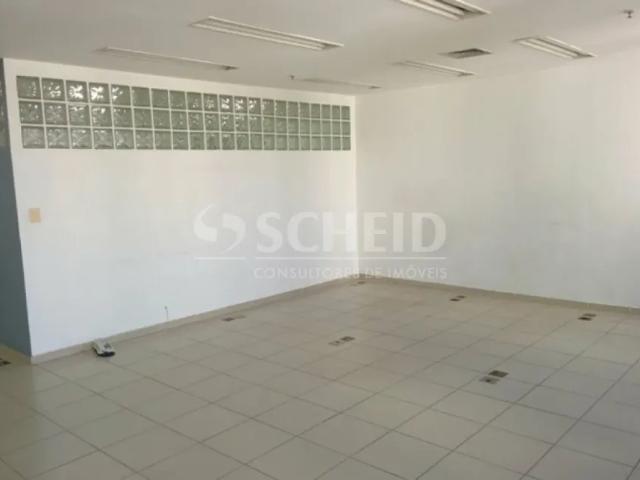 Conjunto comercial ao lado da estação do metro