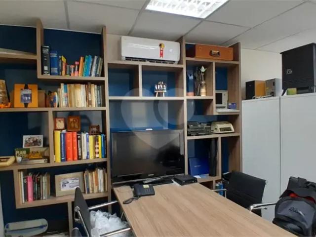 Conjunto comercial de 30,64m², em prédio 24 horas em Perdizes com estacionamento
