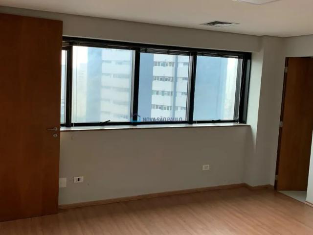 Conjunto comercial de 60m², está localizado na região da Aclimação