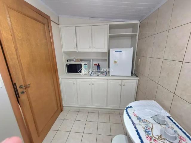 Conjunto comercial finamente mobiliado