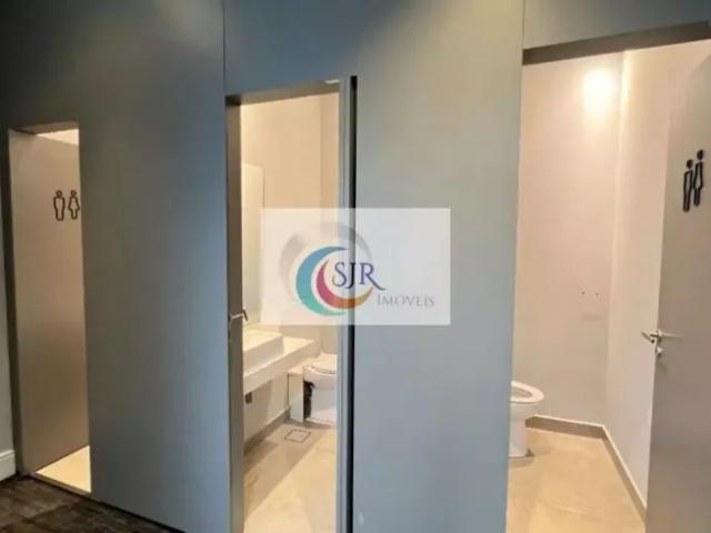 Conjunto comercial mobiliado com 50 posições com 243 m² com 6 vagas