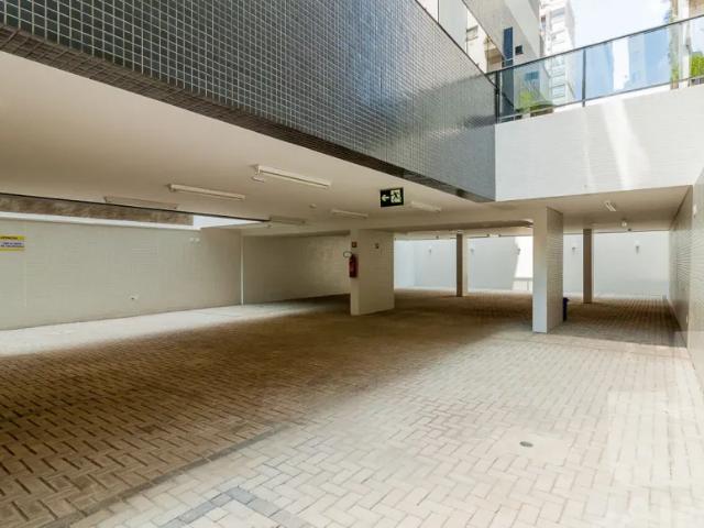 Conjunto Comercial Moderno Próximo ao Metrô Paraíso