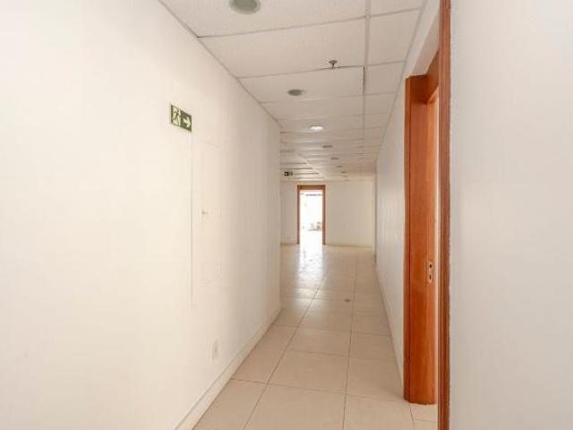 Conjunto Comercial, meio andar inteiro com várias salas e salão!