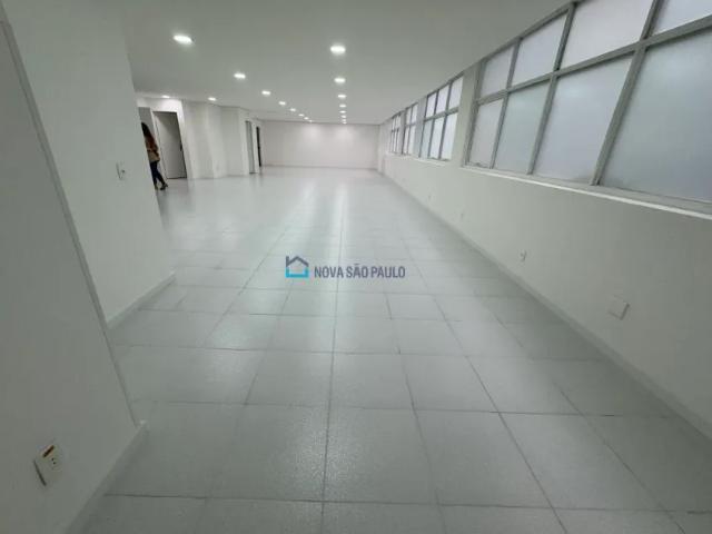 Conjunto comercial na região da avenida paulista