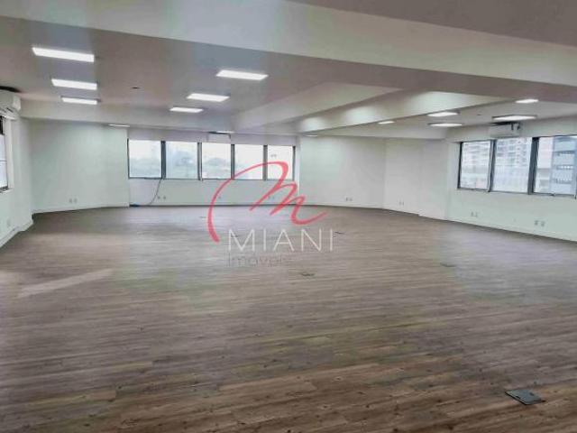 Conjunto comercial para Venda e Locação na Cidade Monções com 204m² e 4 vagas de garagem
