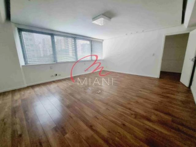 Conjunto comercial para venda e locação na Cidade Monções com 204m², 3 banheiros e 4 vagas de garage