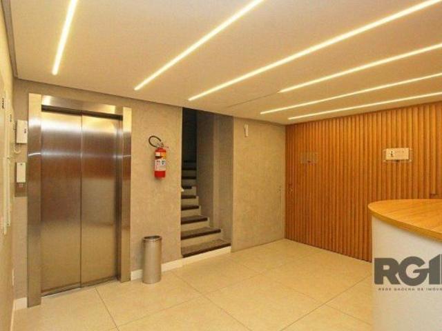 Conjunto comercial para comprar totalmente mobiliado e desocupado, localizado na prestigiada Rua Fe