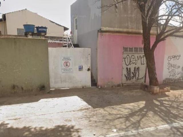 Conjunto de esquina, casas e lojas comerciais