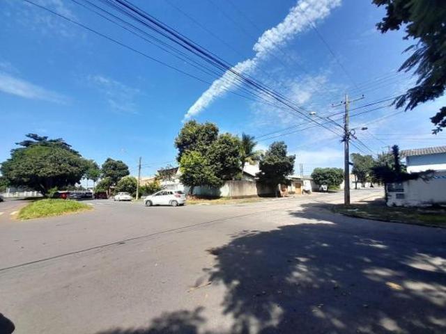 Conjunto Fabiana em Goiânia/GO sobrado de esquina com lojas e apts alugados