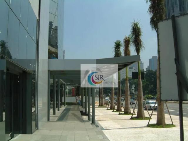 Conjunto para alugar, 918 m² O prédio possui um salão em forma de L no térreo, com vidro facetado n