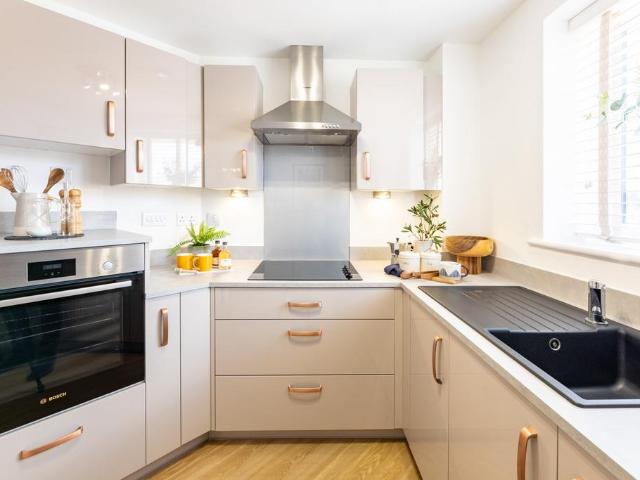 Connaught Close, Stratford Road. 2 bed retirement property to rent £3,370 pcm £778 pw