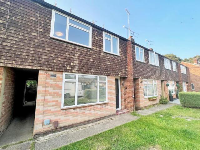 Connaught Crescent, Woking GU24 3 bed terraced house to rent £1,950 pcm £450 pw