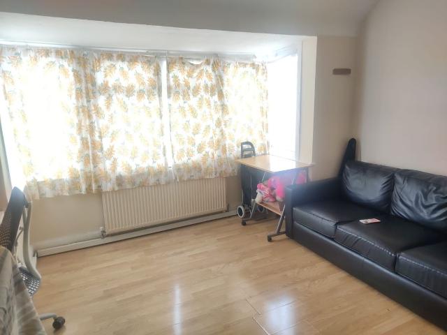 Connaught Avenue, Hounslow TW4, 1 bed maisonette to rent, £1,100 pcm | PrimeLocation