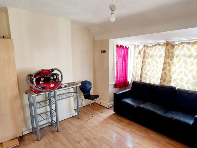 Connaught Avenue, Hounslow TW4, 1 bed maisonette to rent, £1,300 pcm | PrimeLocation