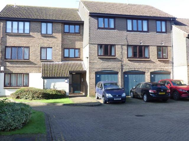 Connaught Gardens, Crawley RH10, 1 bed flat to rent, £1,095 pcm | PrimeLocation
