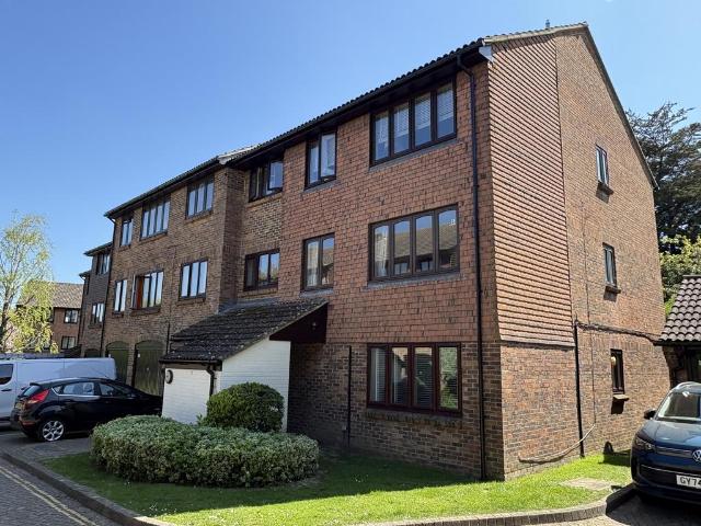 Connaught Gardens, Crawley 1 bed flat to rent £1,070 pcm £247 pw