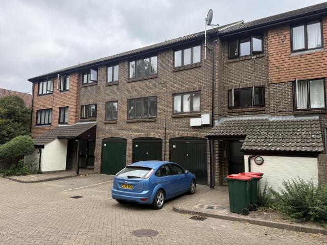 Connaught Gardens, Crawley 1 bed flat to rent £1,025 pcm £237 pw