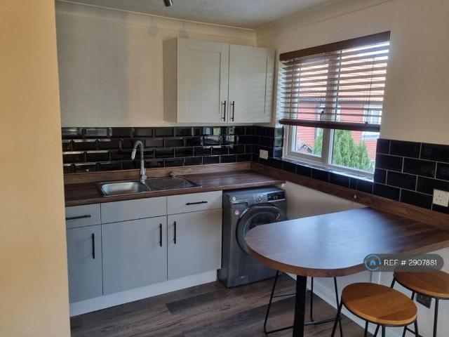 Connaught Gardens, Morden, SM4 2 bed maisonette to rent £1,850 pcm £427 pw