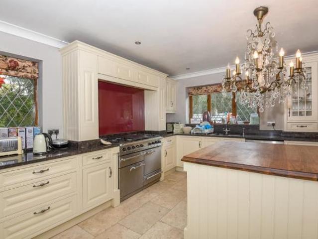 Connaught Drive, Weybridge, KT13 5 bed detached house to rent £3,500 pcm £808 pw