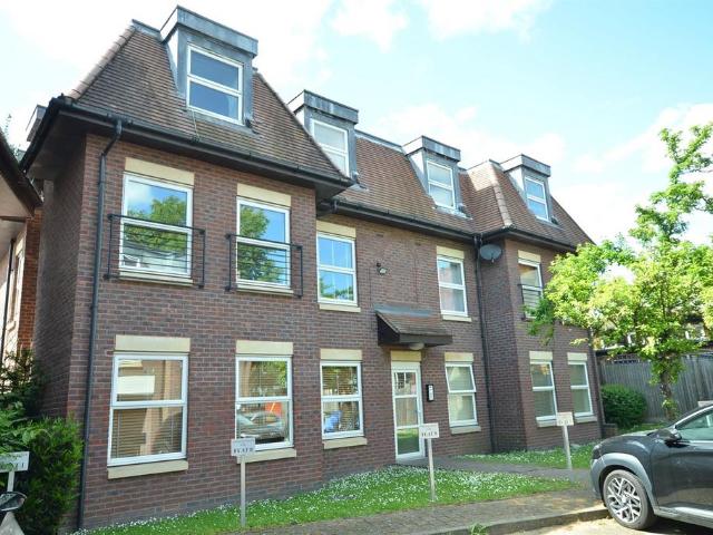 Connaught Place, Loughton, IG10 2 bed apartment to rent £1,695 pcm £391 pw