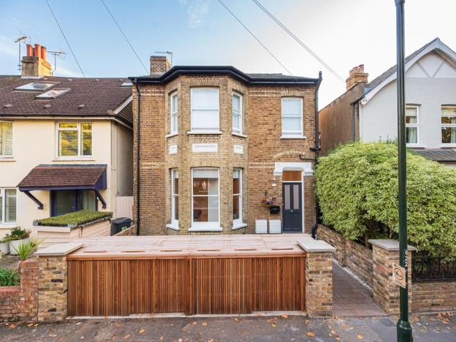 Connaught Road, Teddington, TW11 3 bed flat to rent £5,447 pcm £1,257 pw