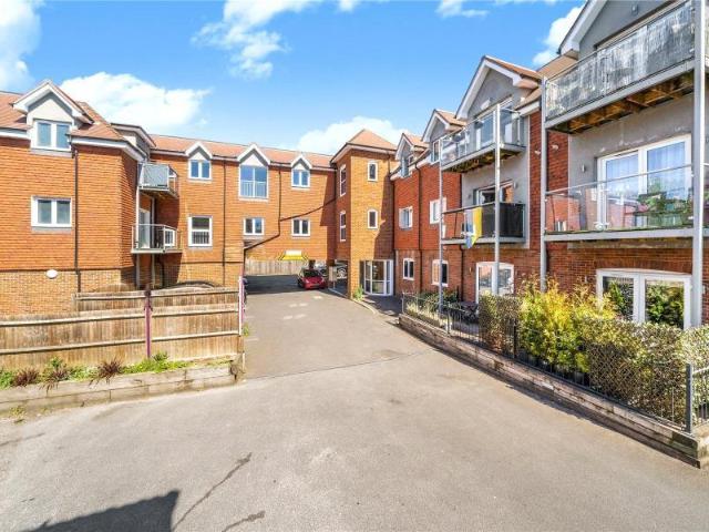 Connaught Road, Woking GU24 2 bed apartment to rent £1,650 pcm £381 pw