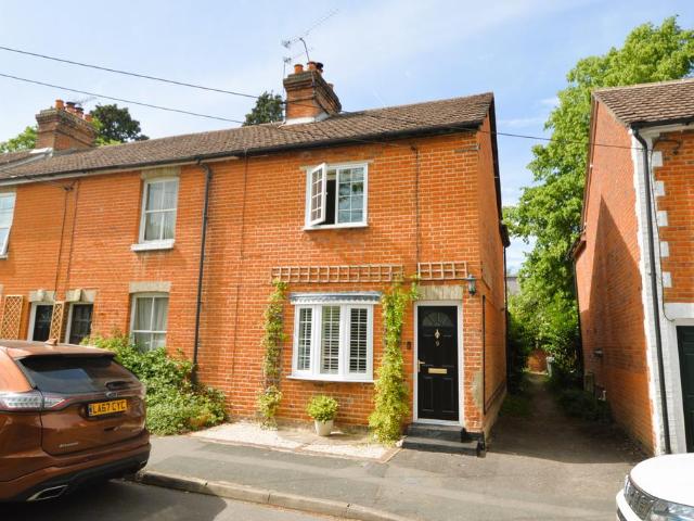 Connaught Road Bagshot 2 bed end of terrace house to rent £1,850 pcm £427 pw