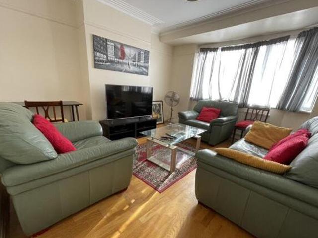 Connaught Road, Barnet, 2 Bedroom Maisonette