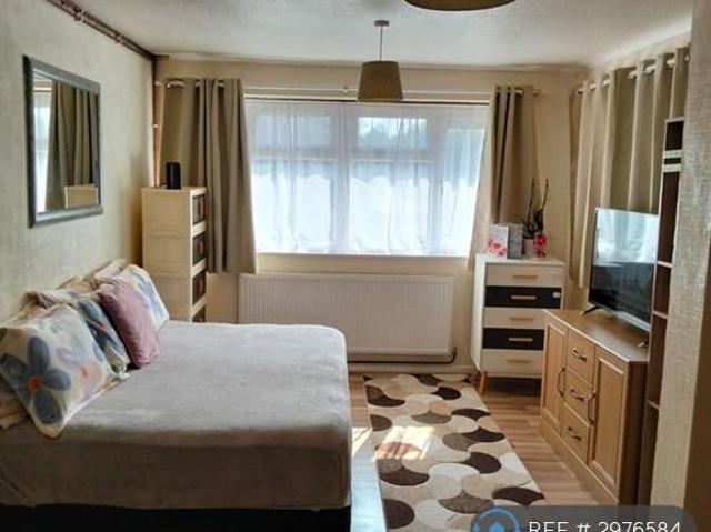 Conniburrow Boulevard, Milton Keynes. 1 bed flat to rent £1,000 pcm £231 pw