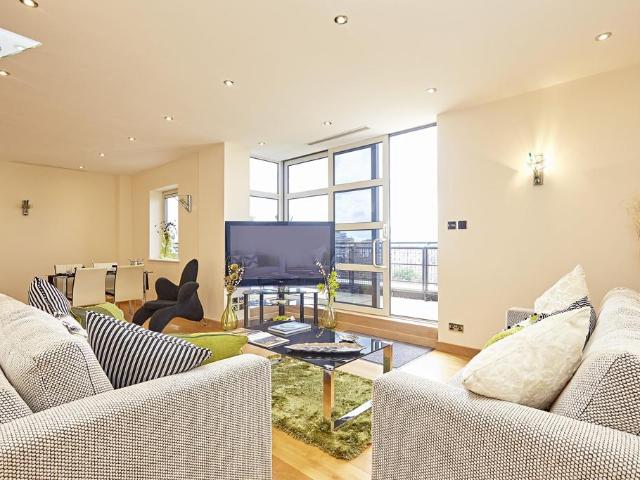 Consort Rise, 199 203 Buckingham. 3 bed apartment to rent £5,000 pcm £1,154 pw