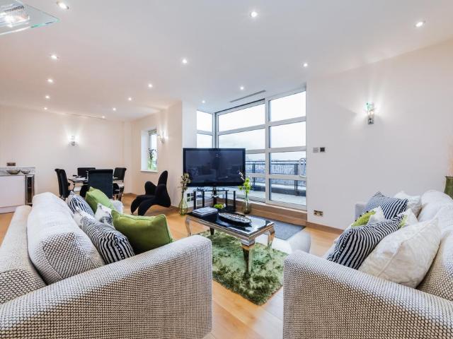 Consort Rise House, 203 Buckingham. 3 bed flat to rent £4,992 pcm £1,152 pw