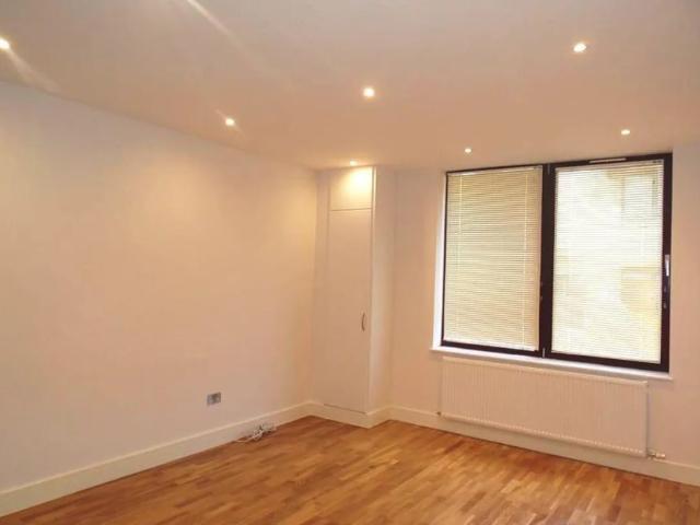 Consort Way, HORLEY
