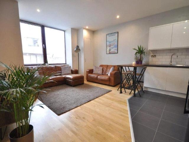 Consort Way, Surrey, RH6 2 bed apartment to rent £1,450 pcm £335 pw