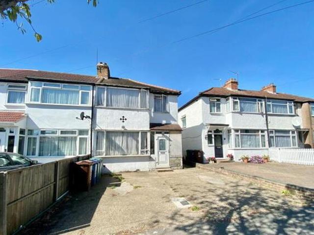 Constable Gardens, Edgware, 3 Bedroom End