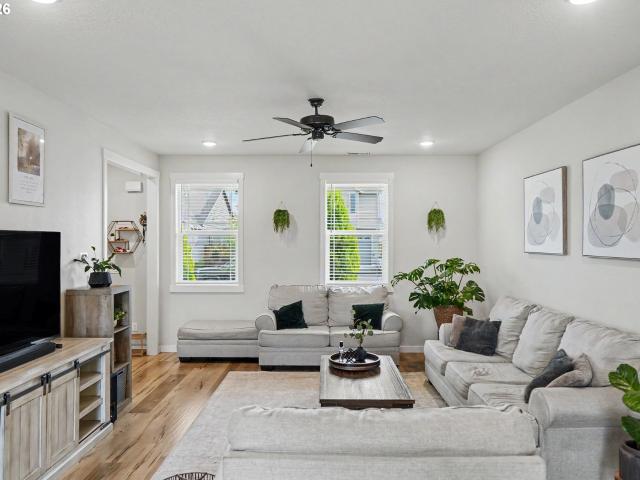 Constellation AVE NE
