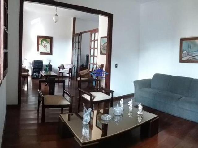 constituída por 4 quartos, sendo duas suítes, 1 banheiro social, sala de estar em dois ambientes, sa